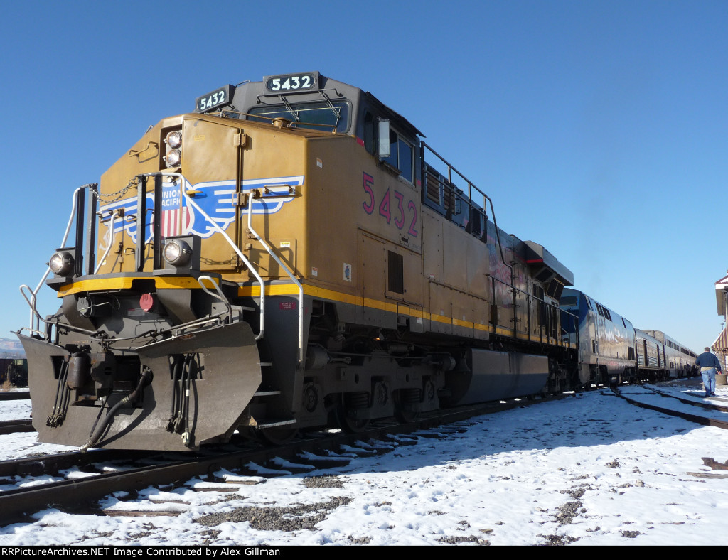 UP 5432 East, Looking Up